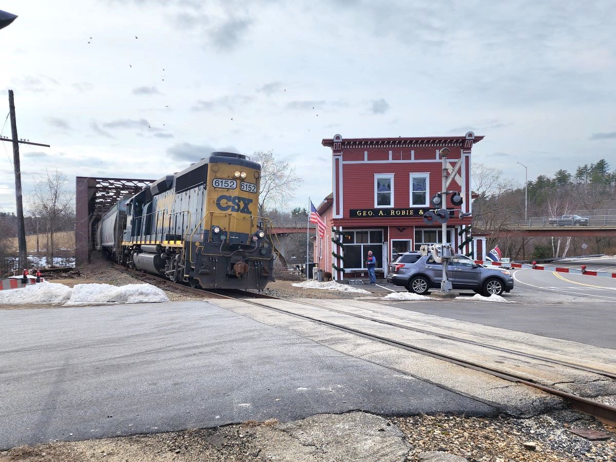 CSXT 6152 @ Robie's in Hooksett NH: The NERAIL New England Railroad Photo Archive