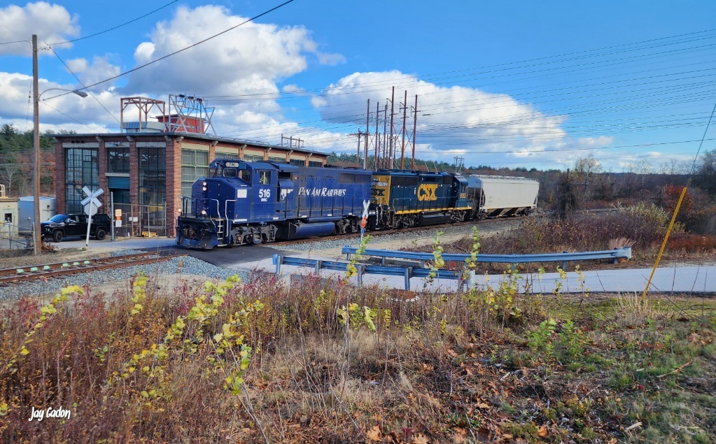 L066 MEC 516n & CSXT 6152s at Garvin Falls: The NERAIL New England Railroad Photo Archive