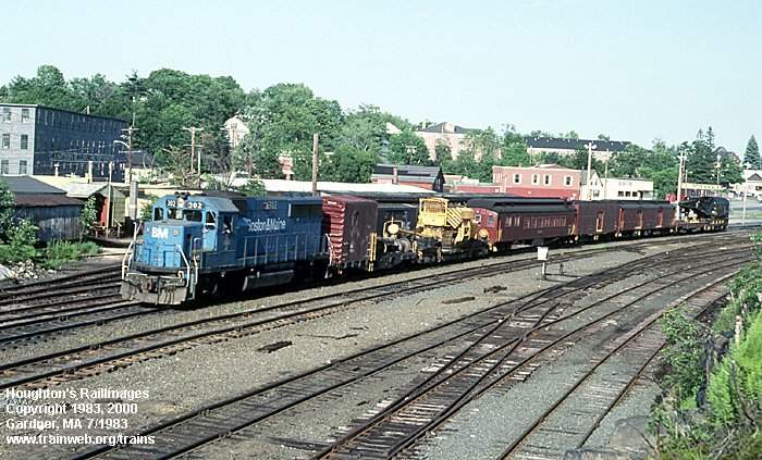 Boston & Maine GP40-2 #302 leads a westbound wreck train through - Gardner, MA: The NERAIL New ...