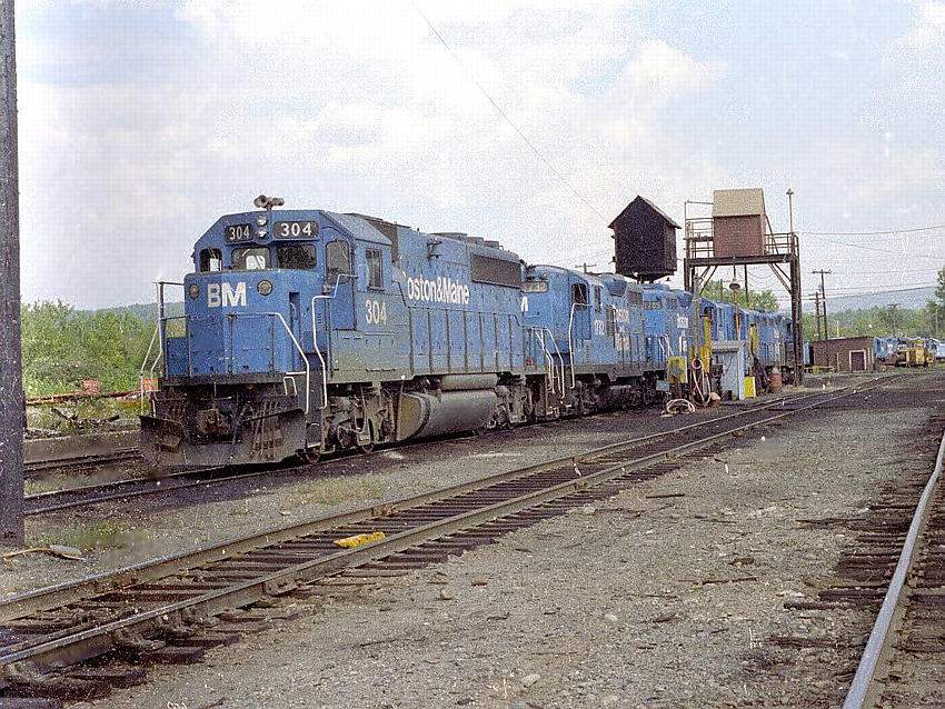 B&M GP40-2: The NERAIL New England Railroad Photo Archive