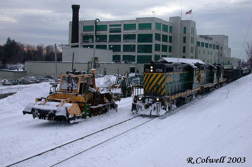 NHN 1758 passing GE in Somersworth, NH: The NERAIL New England Railroad Photo Archive