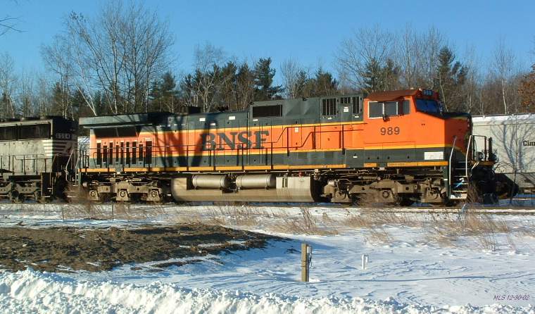BNSF 989 at Bow, NH.: The NERAIL New England Railroad Photo Archive