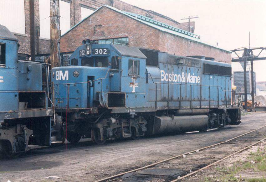 B&M GP40-2 #302: The NERAIL New England Railroad Photo Archive