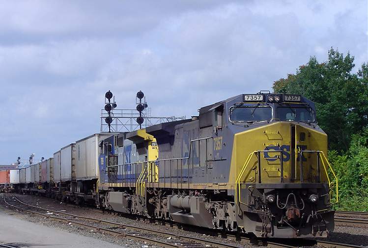 Q168 shows up as Q172 departs: The NERAIL New England Railroad Photo Archive