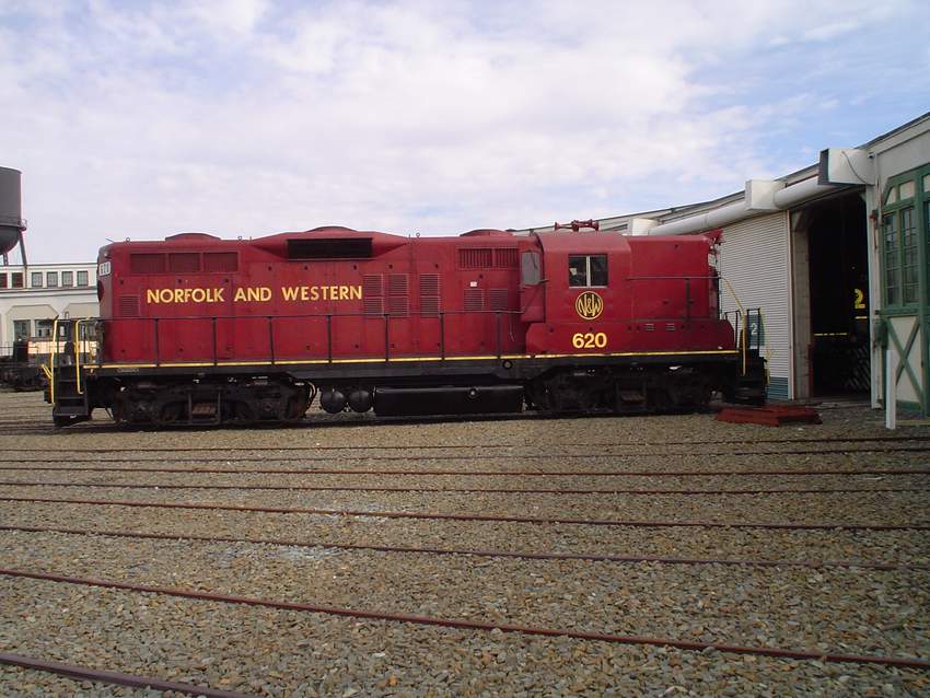 n&w gp9: The NERAIL New England Railroad Photo Archive