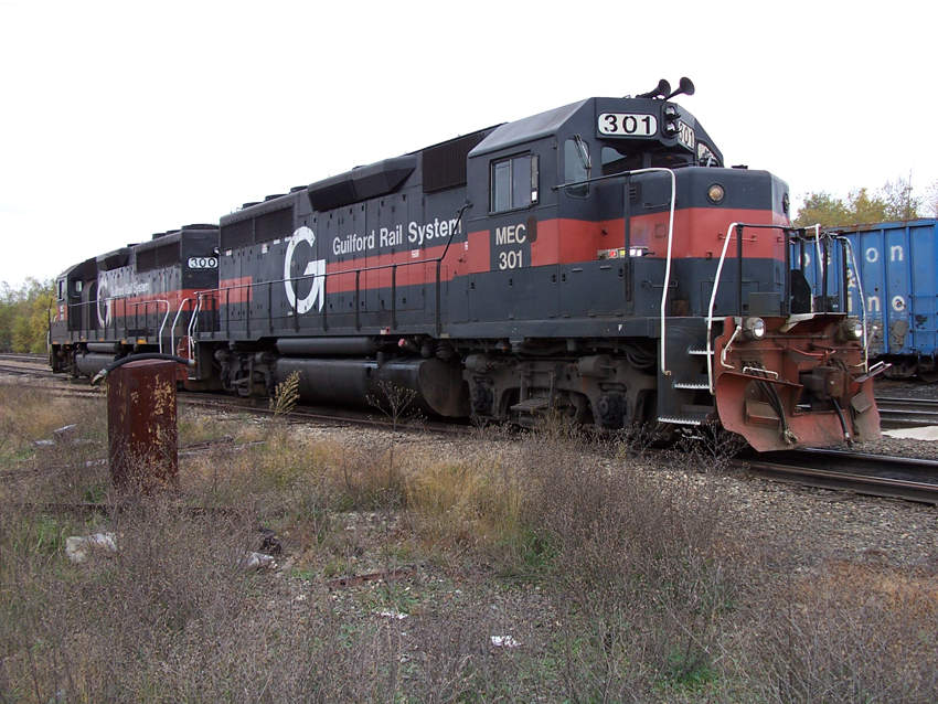 MEC 301 GP40 & MEC 300 GP40 idling @ NMJ: The NERAIL New England Railroad Photo Archive