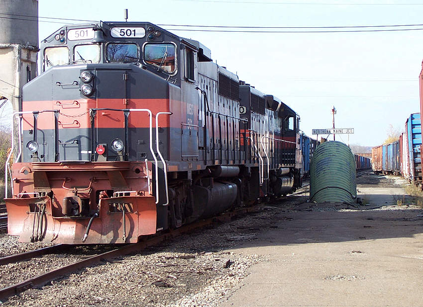 MEC 501 & MEC 350 idling @ NMJ: The NERAIL New England Railroad Photo Archive