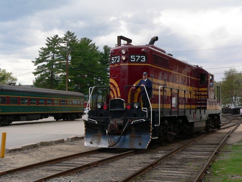 CSRR #573 backs towards its resting spot: The NERAIL New England Railroad Photo Archive