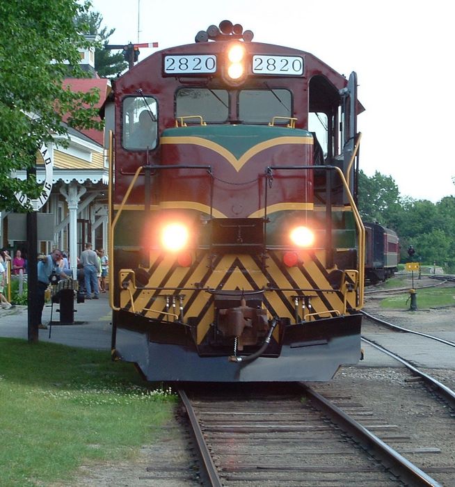 CSRR 2820 is being uncoupled from its train: The NERAIL New England Railroad Photo Archive