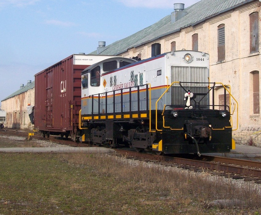 DL 1044 is now switching a business off of Harvester ave in Batavia ny.: The NERAIL New England ...