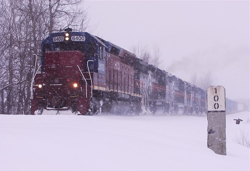 PAR NMED-31 with HLCX 6400 leading big consist: The NERAIL New England Railroad Photo Archive