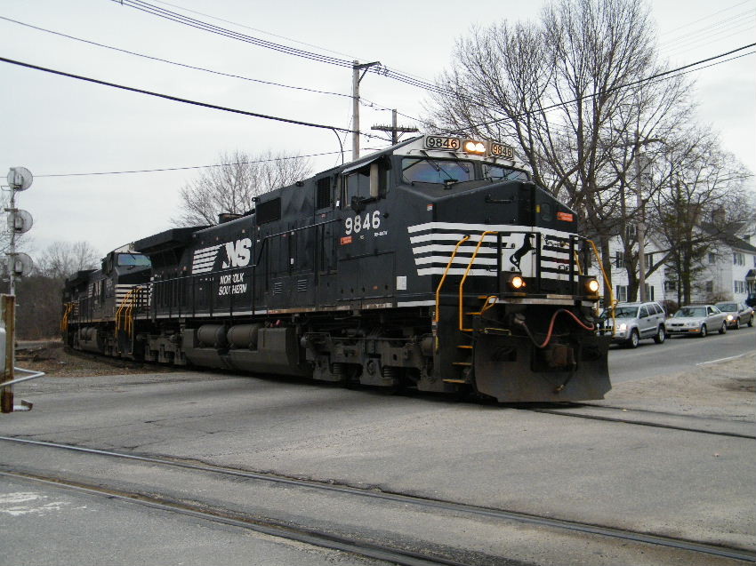 NS 9846 leads the way.: The NERAIL New England Railroad Photo Archive