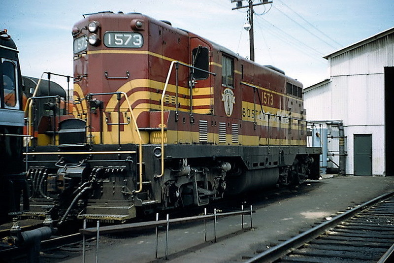 BOSTON & MAINE GP-7 AT WORCESTER: The NERAIL New England Railroad Photo Archive