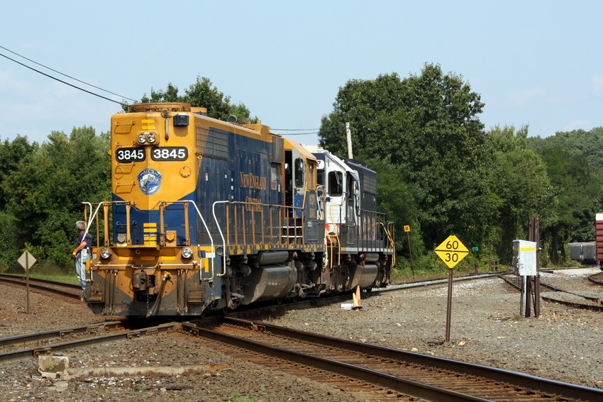 FEC 417 and NECR 3845 cross the diamond: The NERAIL New England Railroad Photo Archive