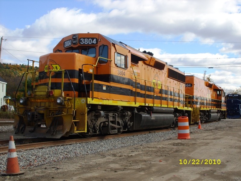 SLR#3804 GP40 with the remote # 804 behind.: The NERAIL New England Railroad Photo Archive
