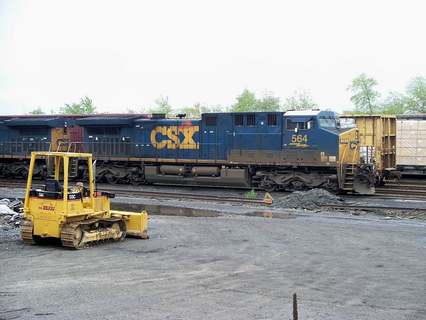 Lone shot of CSX 564.: The NERAIL New England Railroad Photo Archive