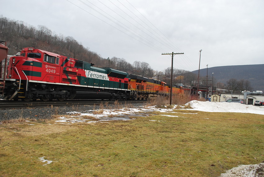 empty grain train with bnsf & fxe power westbound: The NERAIL New England Railroad Photo Archive