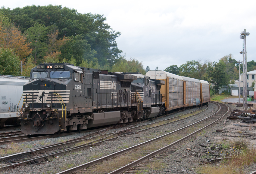 28N w/ NS 9320 at Gardner MA: The NERAIL New England Railroad Photo Archive