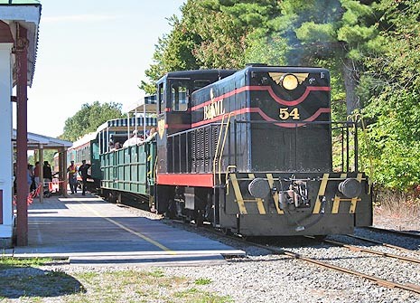 B&ML Common Ground Fair shuttle train at Unity: The NERAIL New England ...