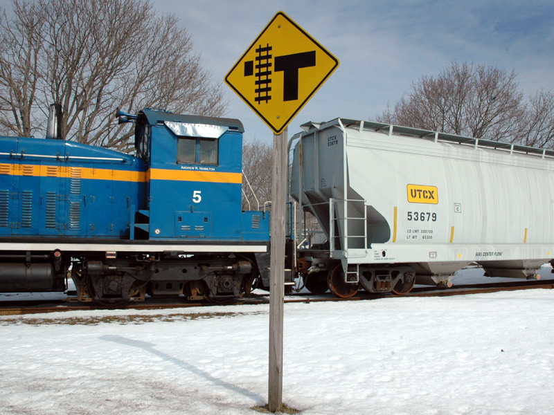 Seaview moving cars at Quonset Point RI: The NERAIL New England ...