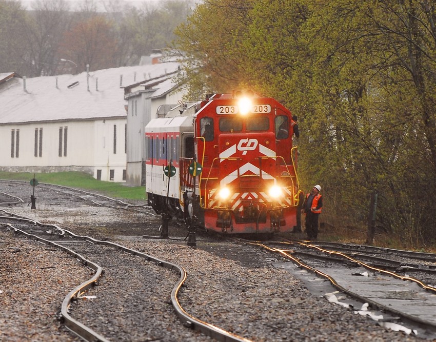 CLP 203 arrives at Rutland with the FRA Test Car in Tow: The NERAIL New ...