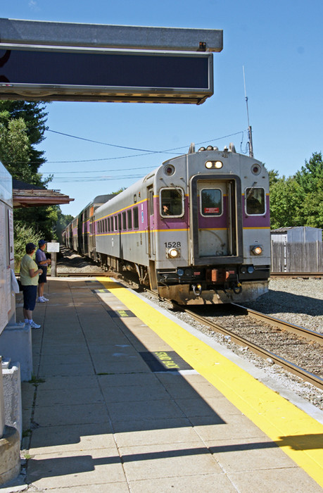 Inbound to Boston arrives at Walpole: The NERAIL New England Railroad ...