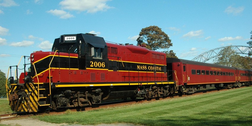 MASS COASTAL GP-7 #2006 WITH CAPE COD CENTRAL SCENIC/BRUNCH TRAIN AT ...