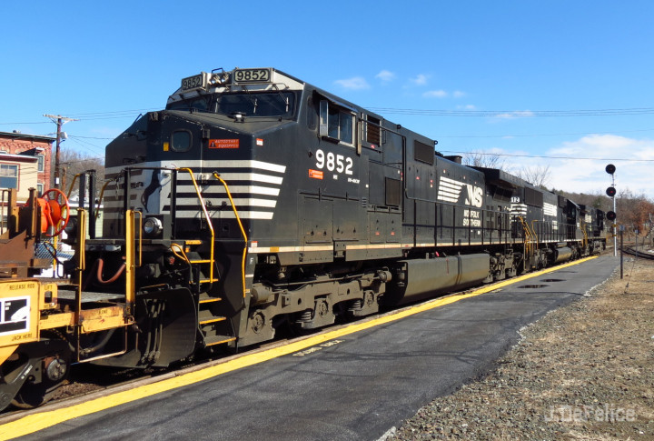 Pig Train Arrives...: The NERAIL New England Railroad Photo Archive