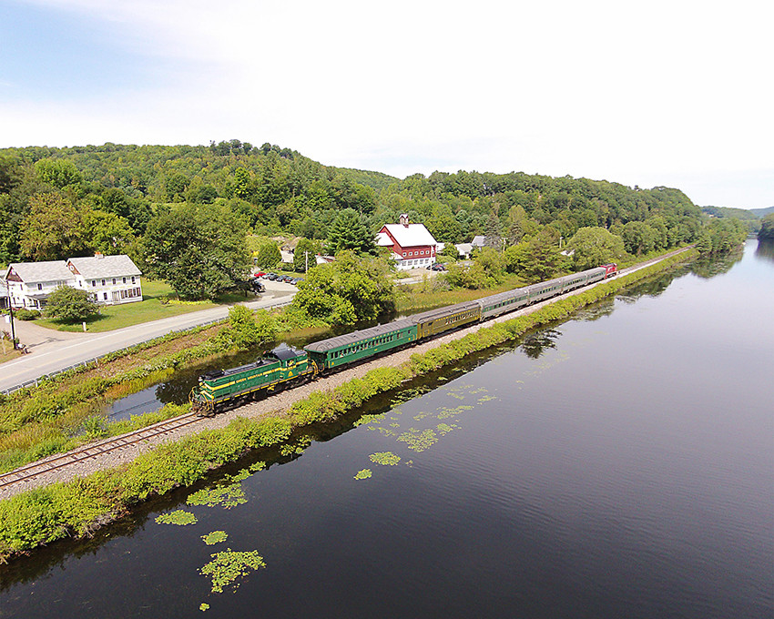 Green Mountain 405 on Excursion train at Norwich, VT: The NERAIL New ...