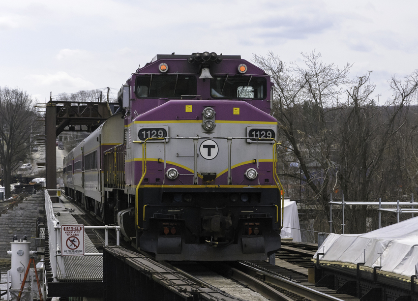 MBTX 1129 Pushing MBTA Train 214 onto Merrimack River bridge: The ...