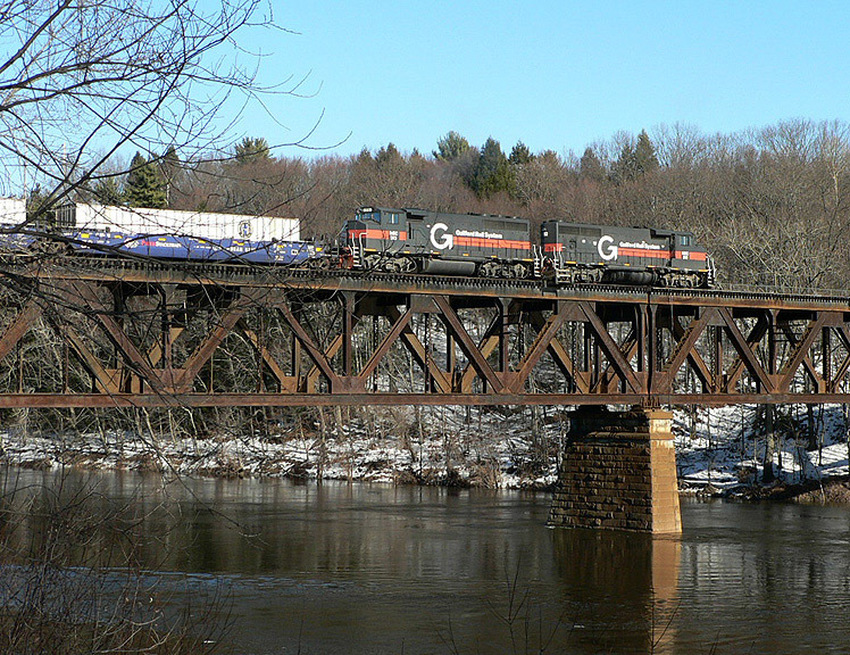Guilford MOAY intermodal crossing the Conn River: The NERAIL New ...