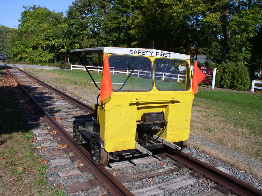 MEC Speeder in Wakefield, MA: The NERAIL New England Railroad Photo Archive