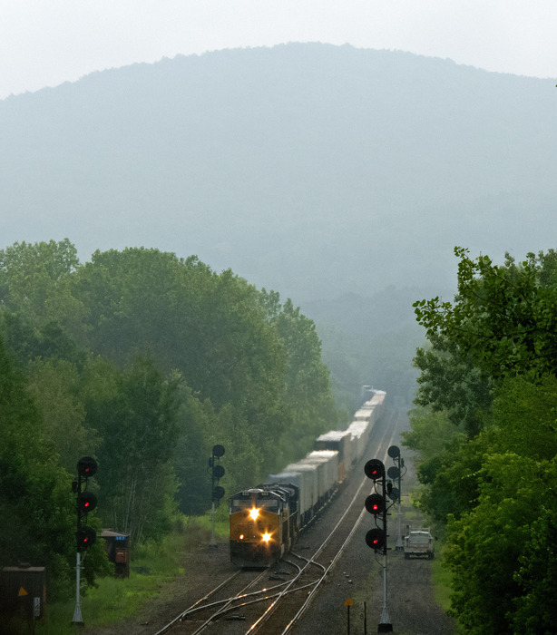 WB CSX pig train descends the grade into Pittsfield: The NERAIL New ...