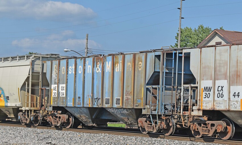 B&M 2 bay covered hopper: The NERAIL New England Railroad Photo Archive